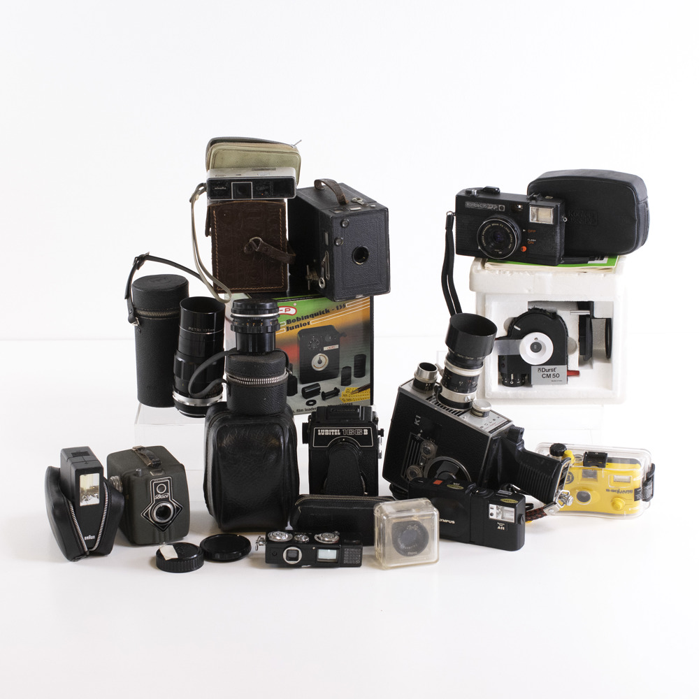 Kameror samt tillbehör, ett parti, bl a Konica, Durst, | Auktion
