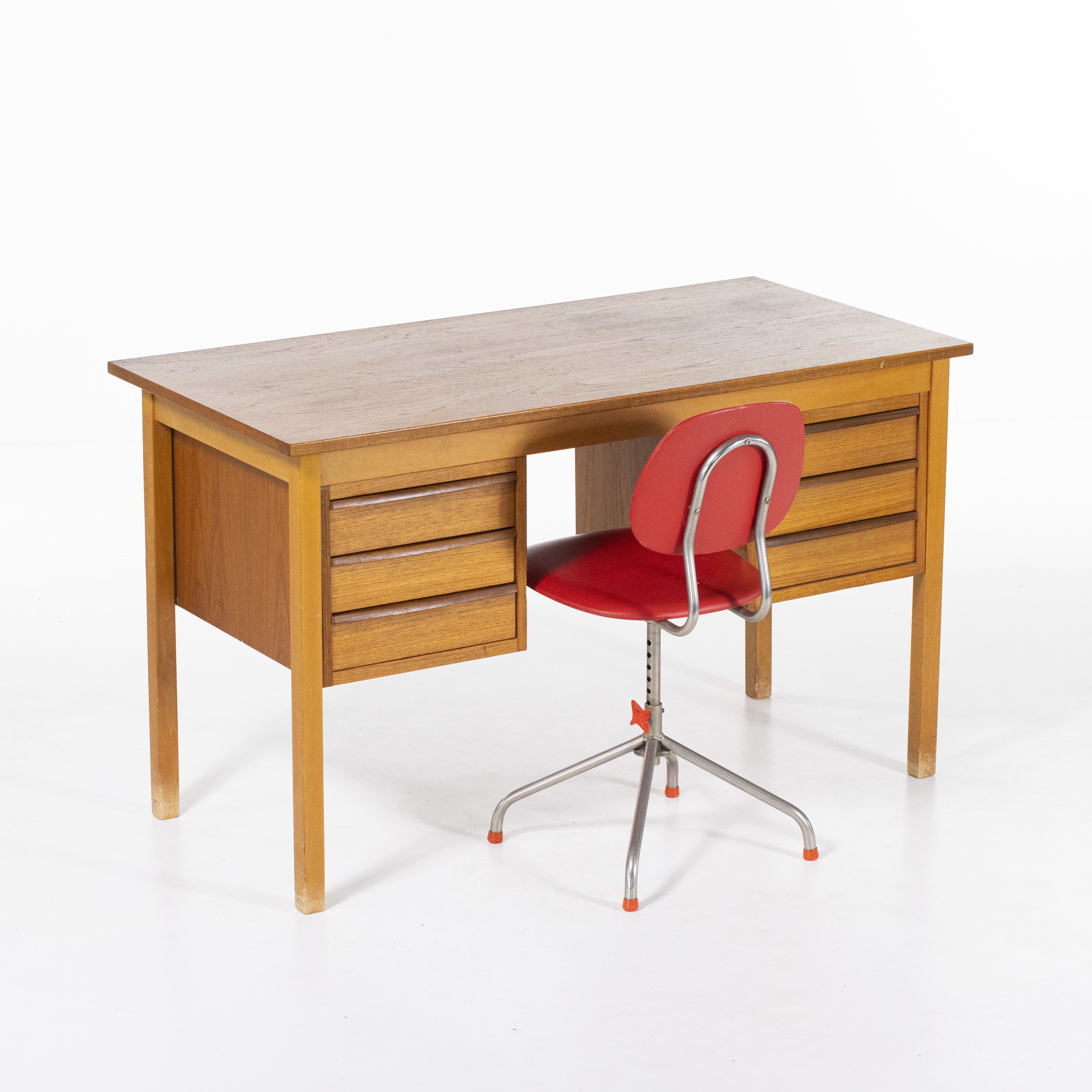 Skrivbord och stol, teak, 60/70-tal | Auktion.se