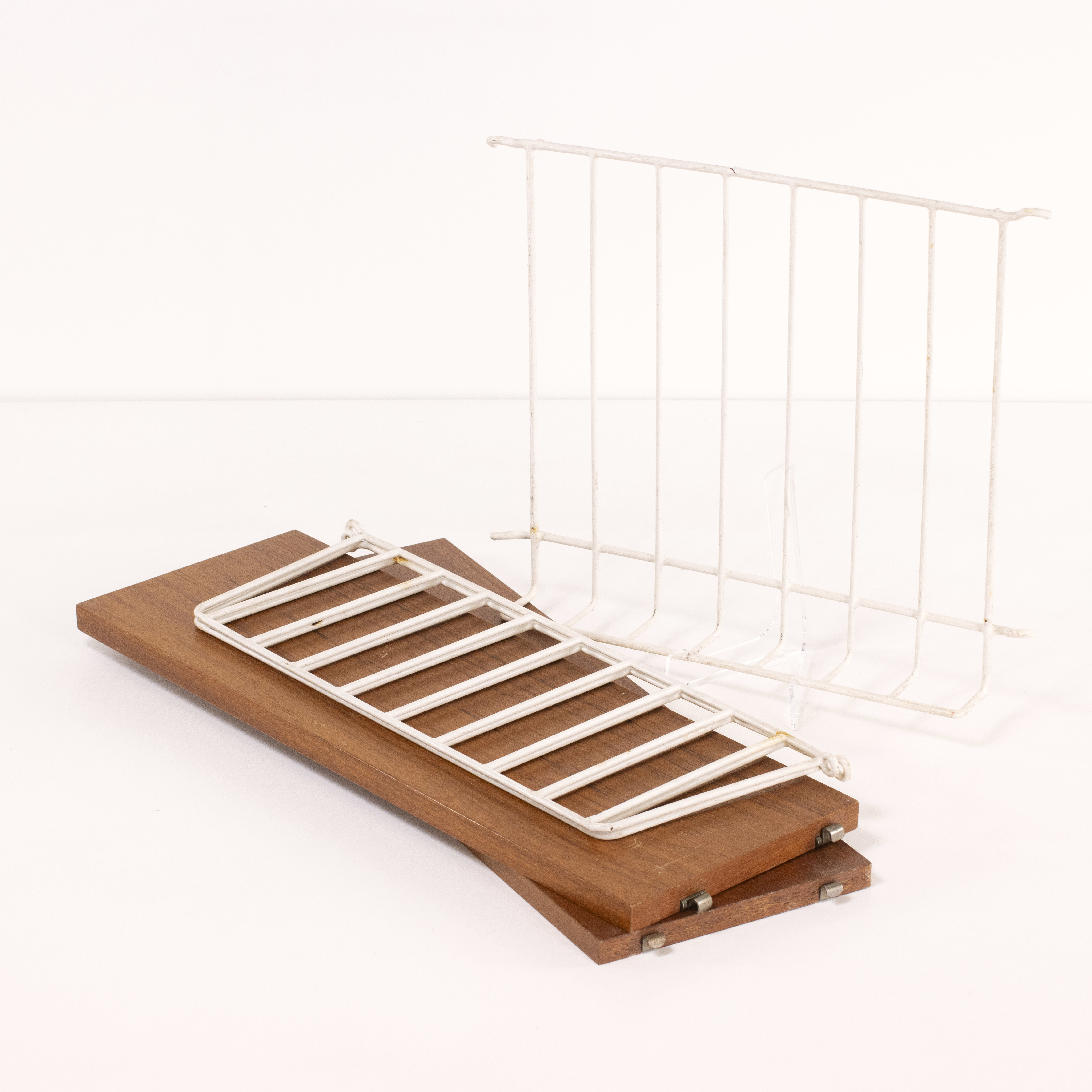 Stringhylla, teak, 2 hyllplan, tidingshylla, höjd 51 cm | Auktion